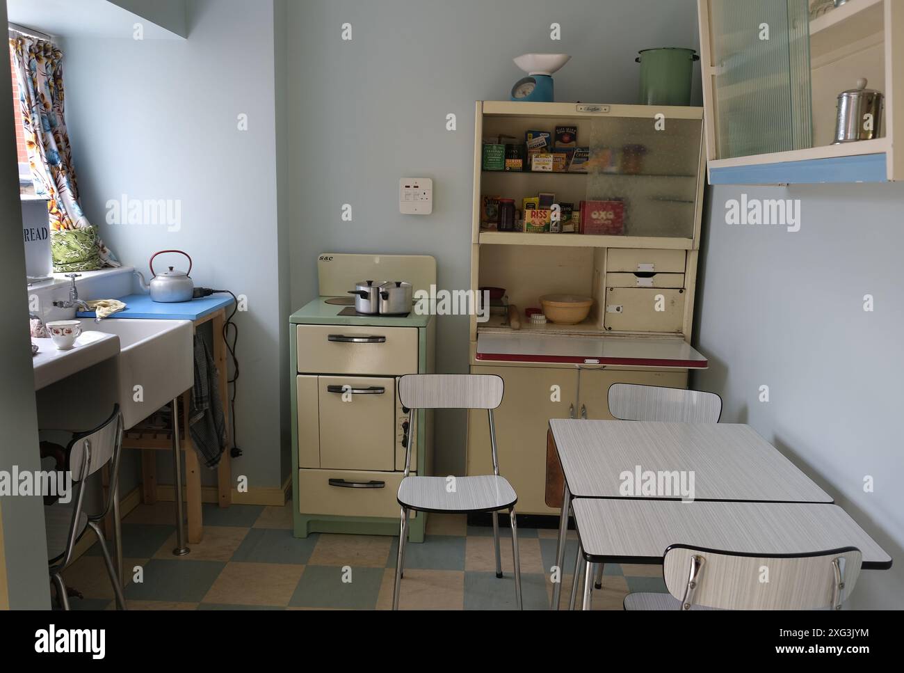 Kitchen and appliances in 1950's period house Stock Photo - Alamy