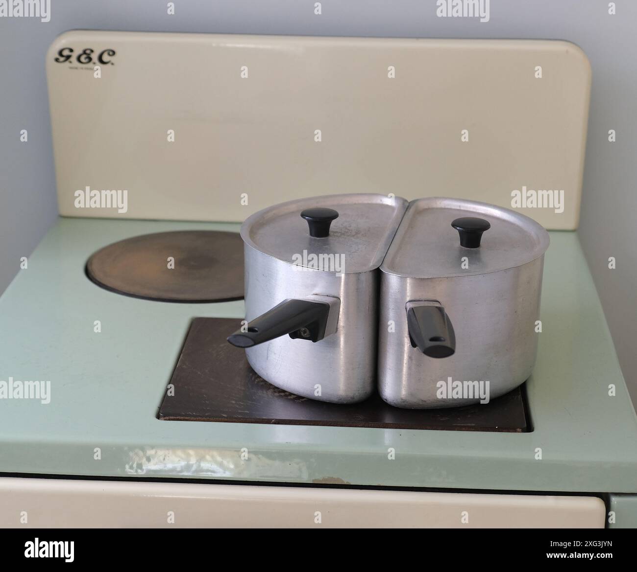 Kitchen and appliances in 1950's period house Stock Photo - Alamy