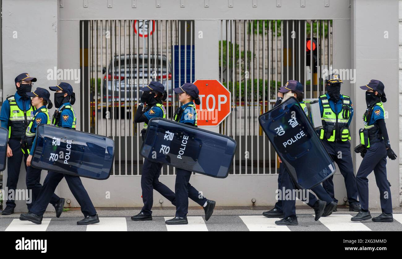 Korean police hi-res stock photography and images - Alamy