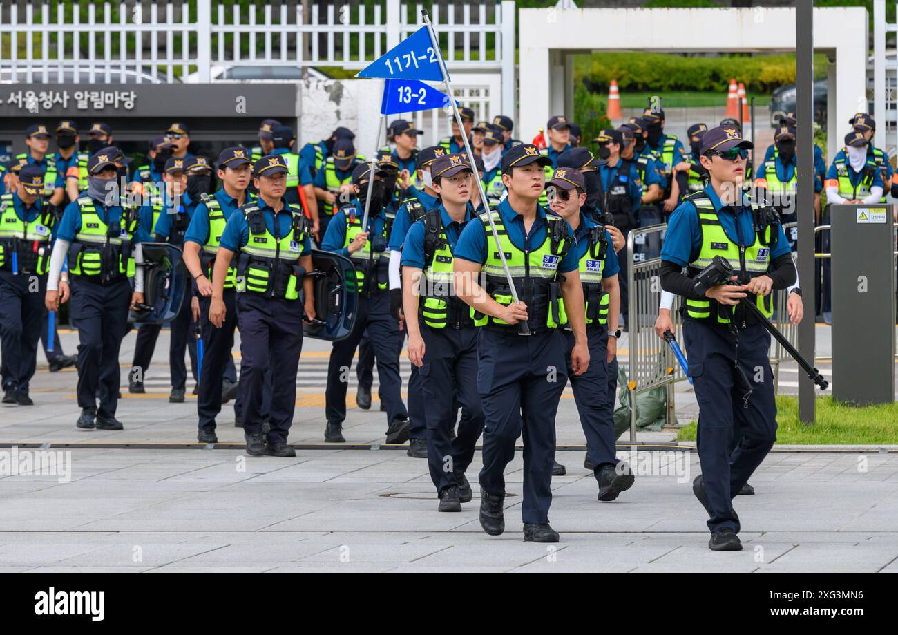 South Korean police with riot gear are moving in preparation for ...