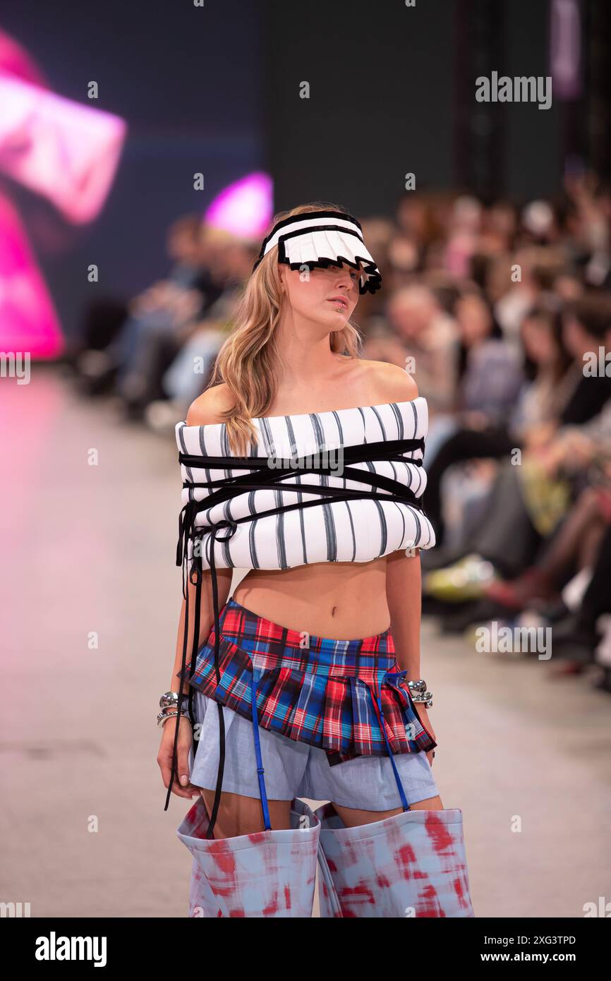 Berlin,Germany, 2. Juli, 2024, Model präsentiert auf dem Catwalk die ...
