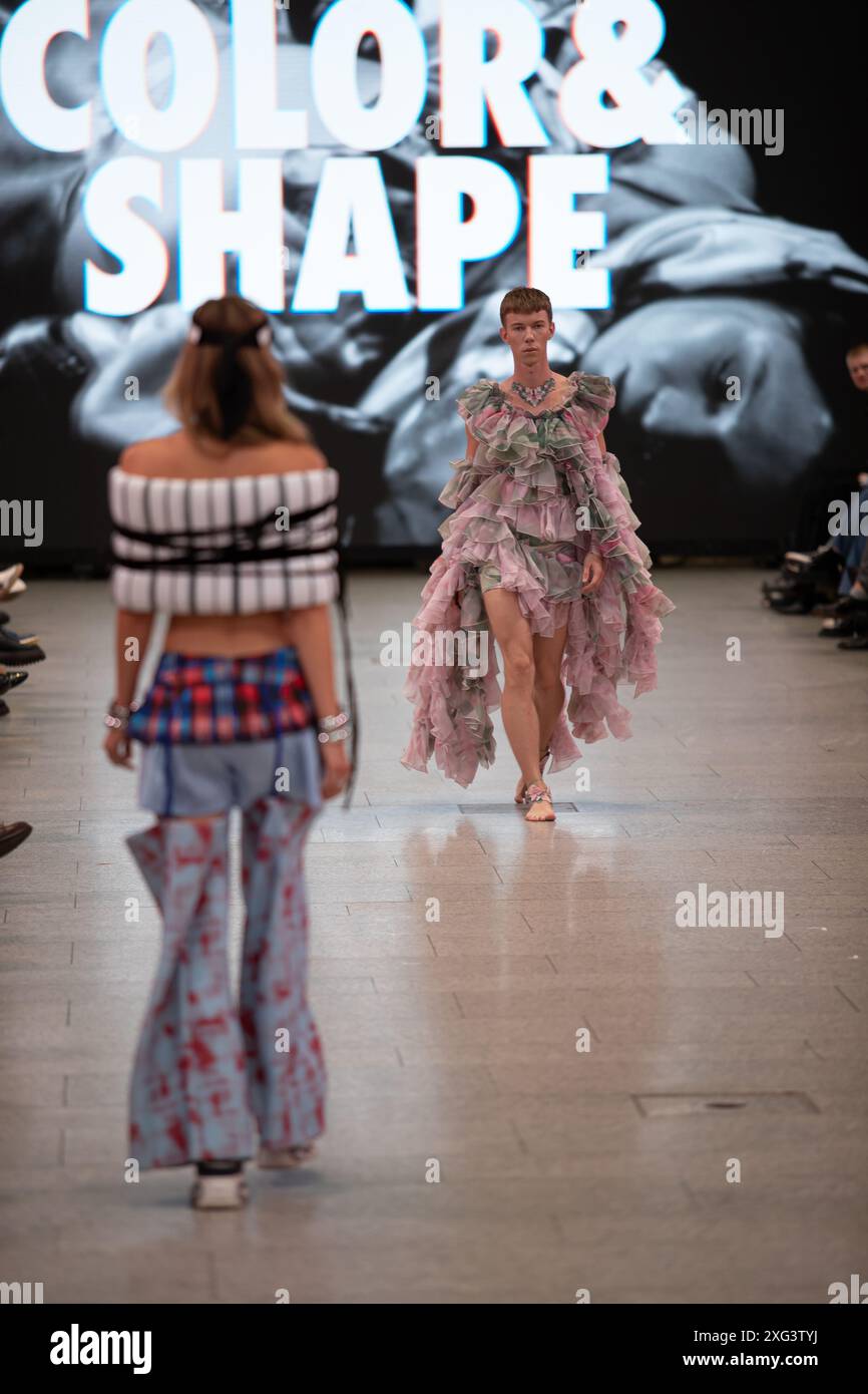 Berlin,Germany, 2. Juli, 2024, Model präsentiert auf dem Catwalk die ...