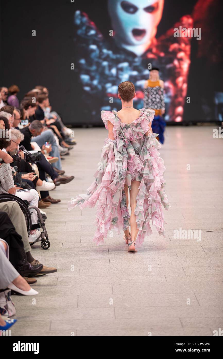 Berlin,Germany, 2. Juli, 2024, Model präsentiert auf dem Catwalk die ...