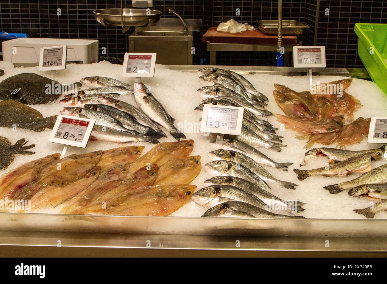 Supermarket fish counter hi-res stock photography and images - Alamy