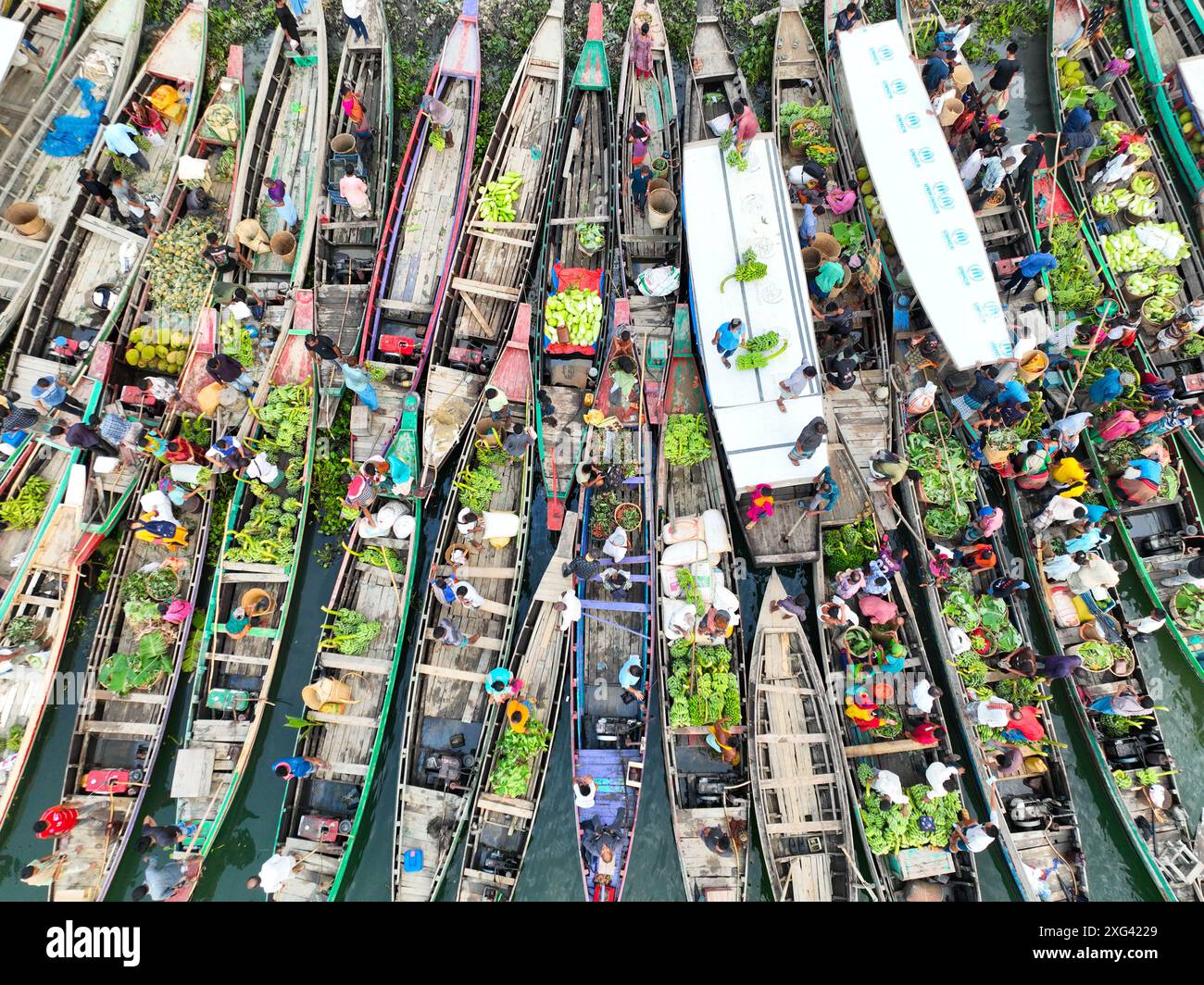 Floating fruits market in Kaptai, Rangamati Stock Photo - Alamy