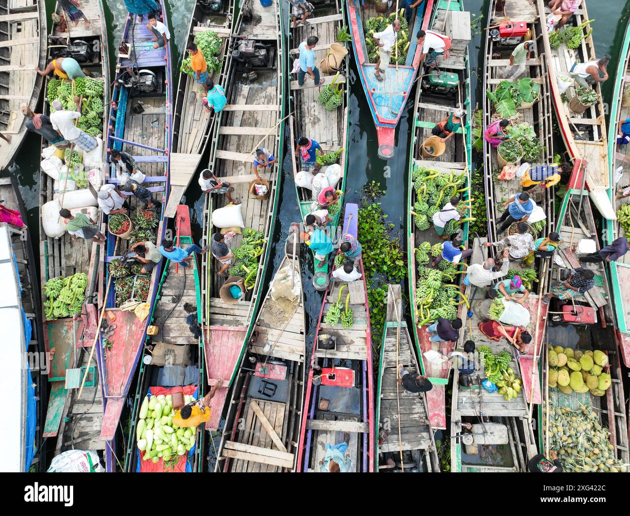 Floating fruits market in Kaptai, Rangamati Stock Photo - Alamy