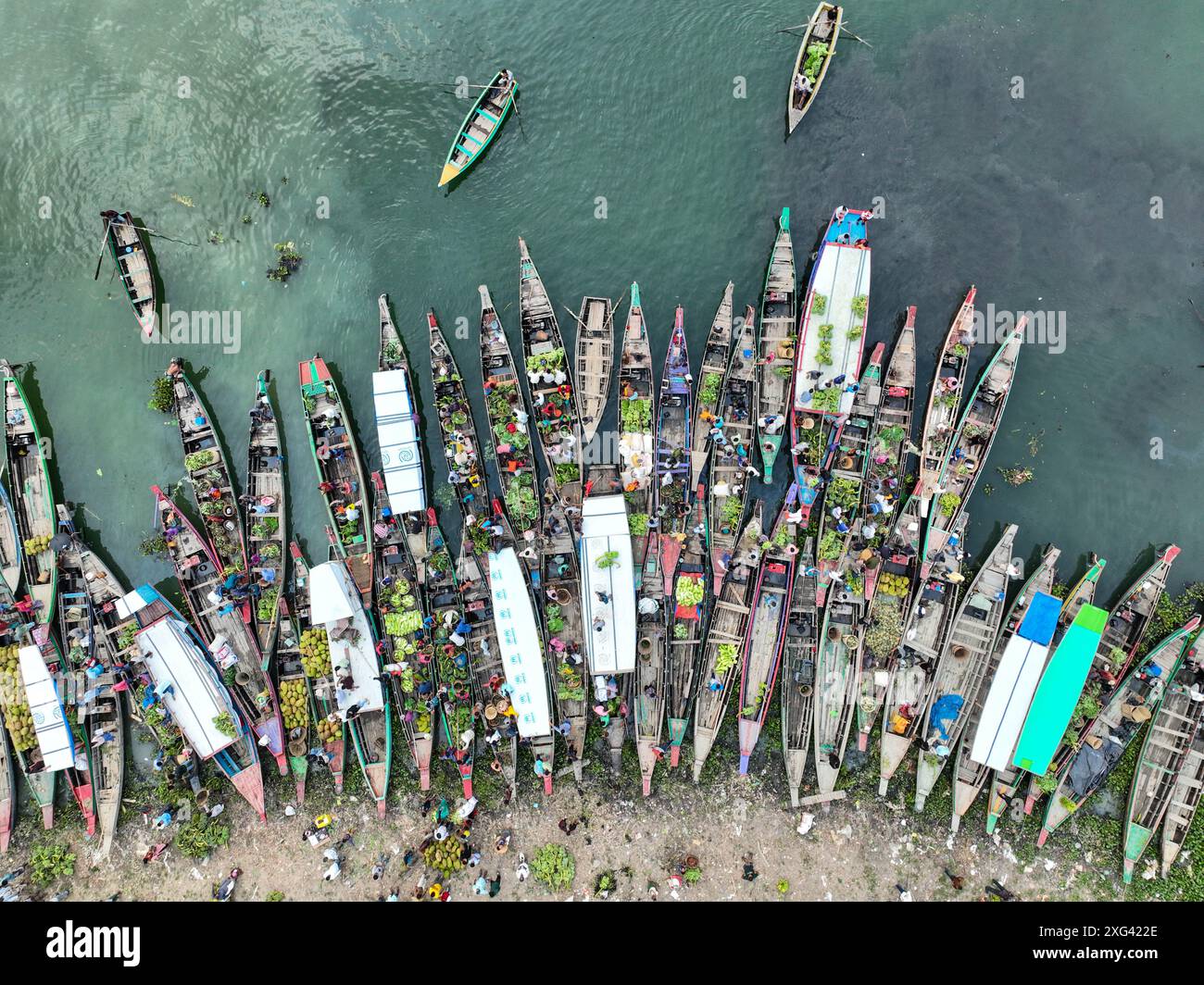 Floating fruits market in Kaptai, Rangamati Stock Photo - Alamy