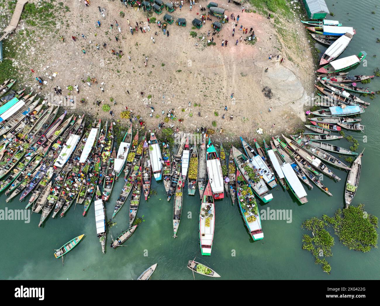 Floating fruits market in Kaptai, Rangamati Stock Photo - Alamy