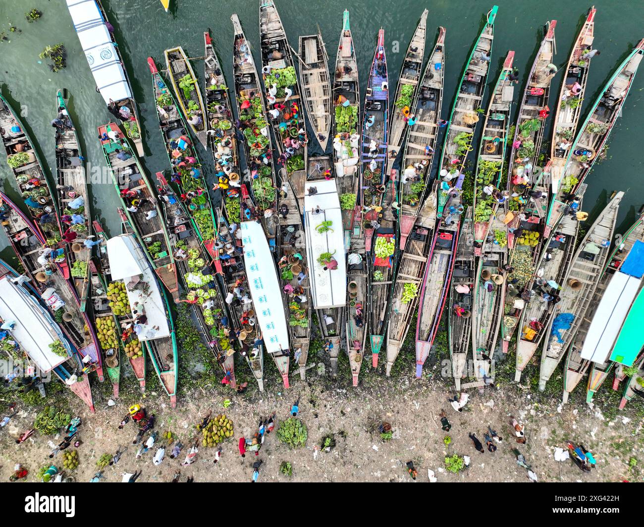 Floating fruits market in Kaptai, Rangamati Stock Photo - Alamy