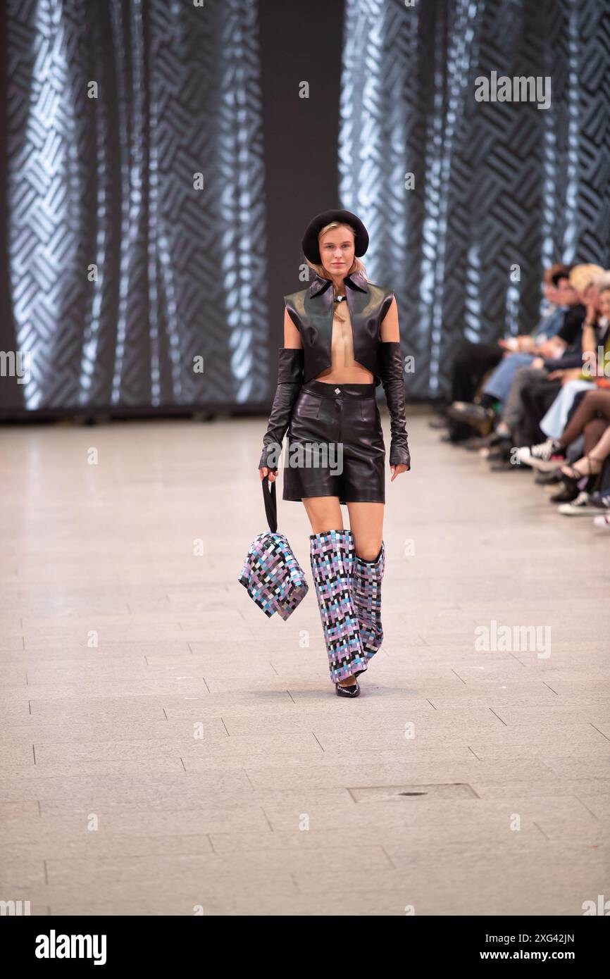 Berlin,Germany, 2. Juli, 2024, Model präsentiert auf dem Catwalk die ...