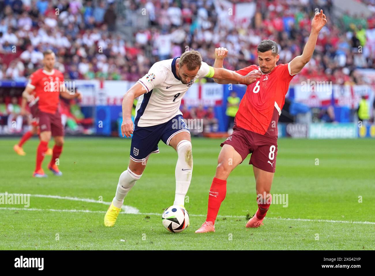 England's Harry Kane (left) and Switzerland's Remo Freuler battle for ...