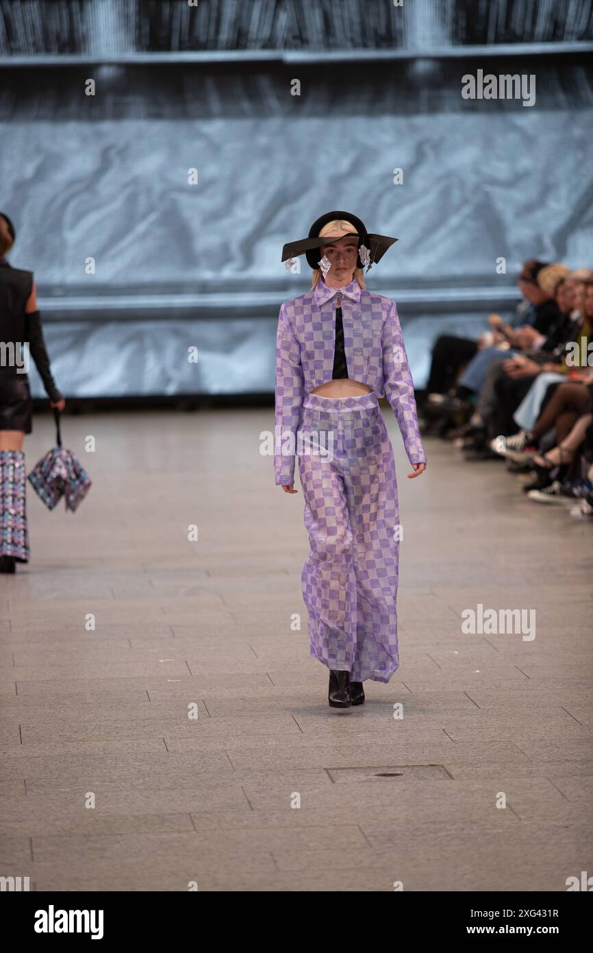 Berlin,Germany, 2. Juli, 2024, Model präsentiert auf dem Catwalk die ...