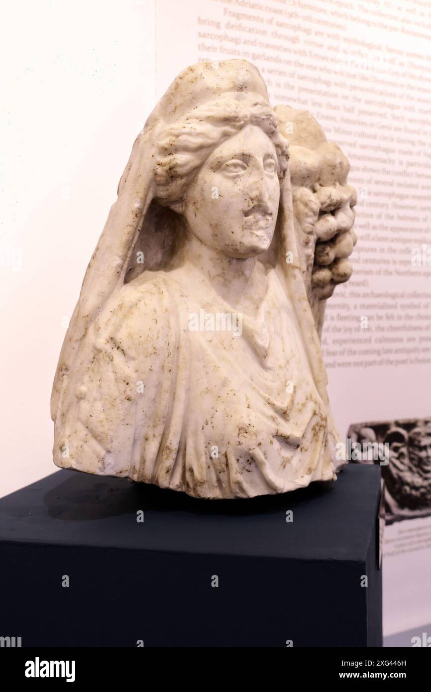 fragmente statue of "Fortune" (Tycke), middle of the 2nd century AD, in ...