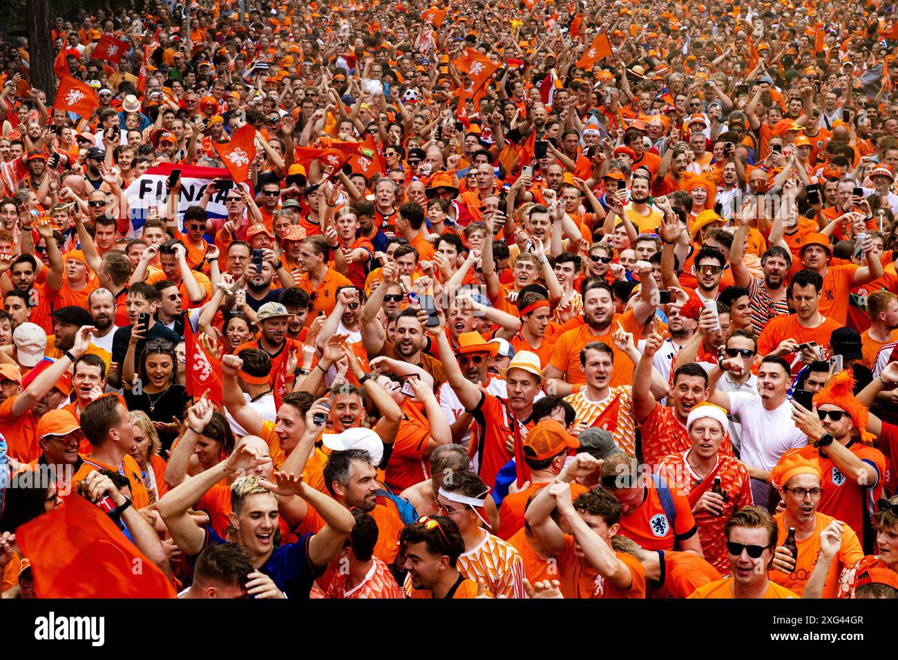 Berlin, Germany. 6th July 2024. BERLIN - Dutch fans walk behind the ...