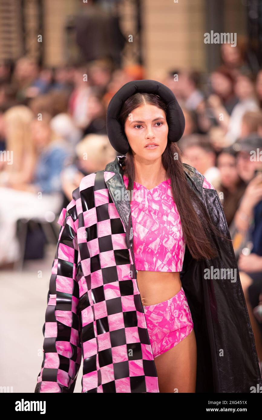 Berlin,Germany, 2. Juli, 2024, Model präsentiert auf dem Catwalk die ...