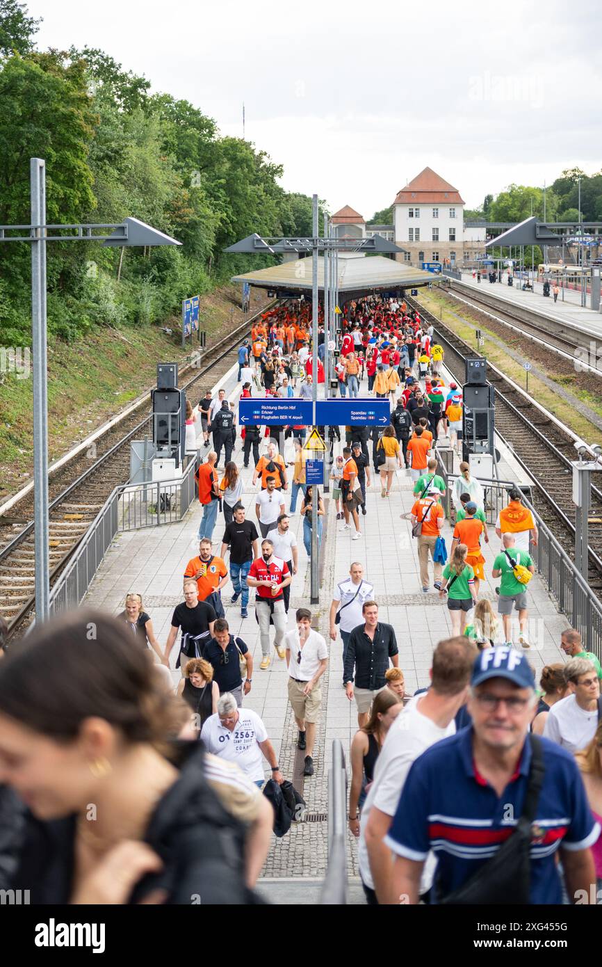 Football fans arrive by train hi-res stock photography and images - Alamy