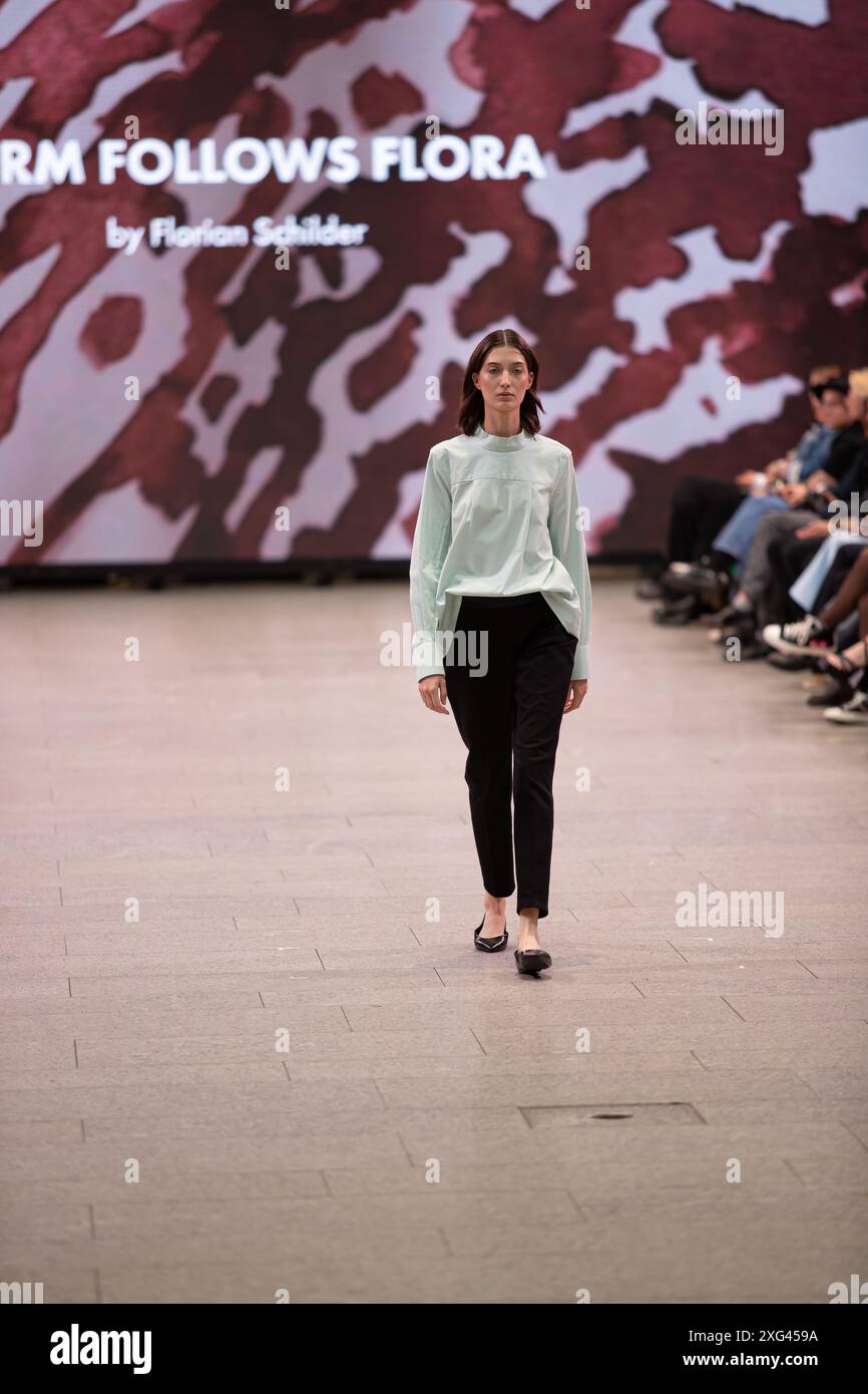 Berlin,Germany, 2. Juli, 2024, Model präsentiert auf dem Catwalk die ...