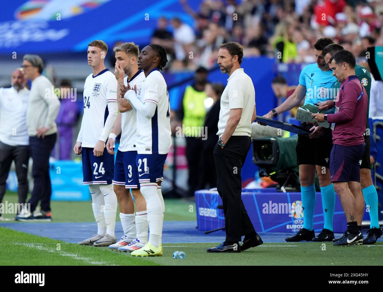 (left to right) England's Cole Palmer, Luke Shaw and Eberechi Eze wait ...