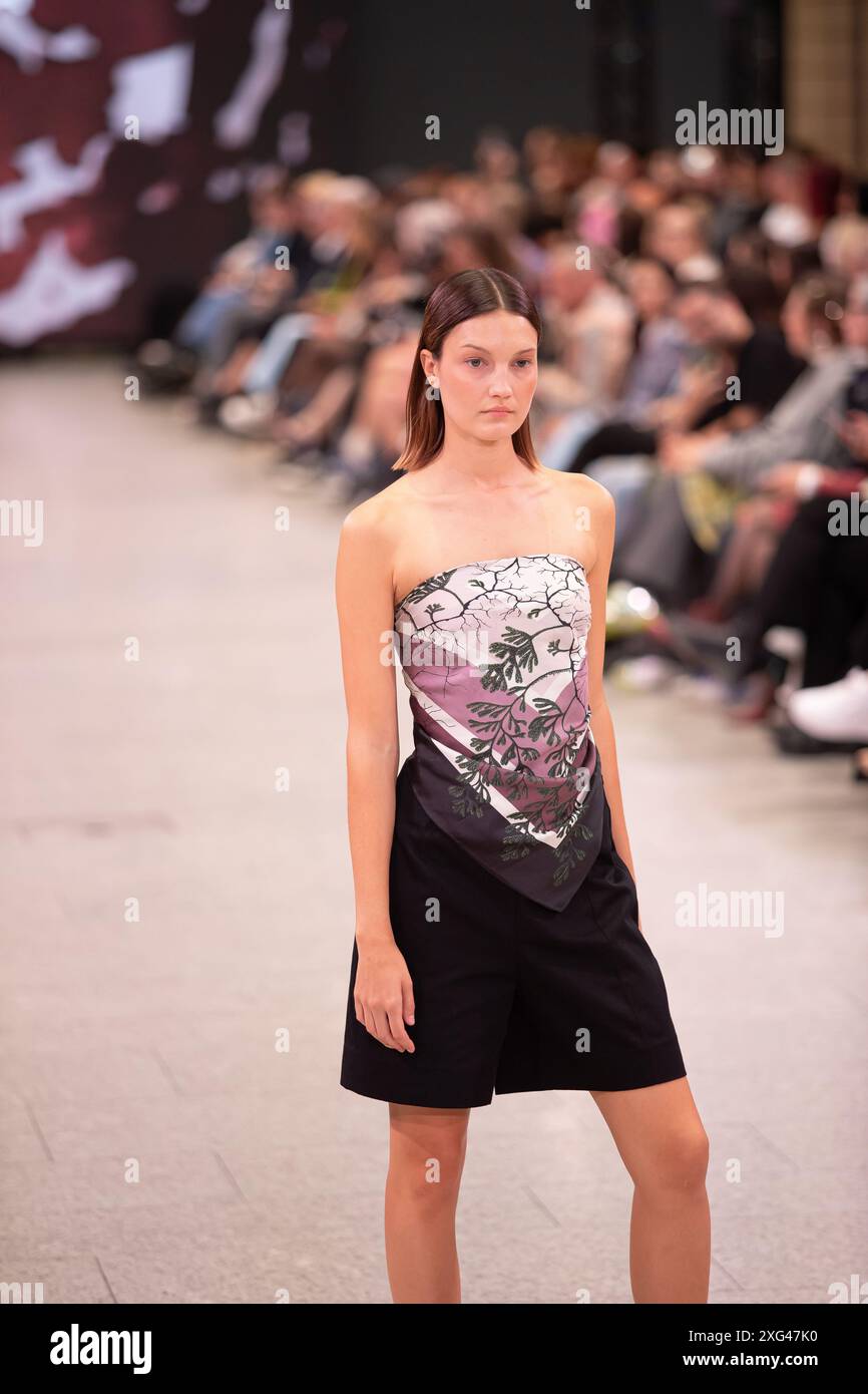 Berlin,Germany, 2. Juli, 2024, Model präsentiert auf dem Catwalk die ...