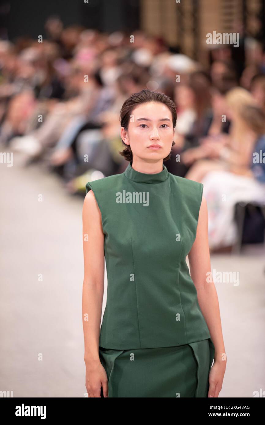 Berlin,Germany, 2. Juli, 2024, Model präsentiert auf dem Catwalk die ...