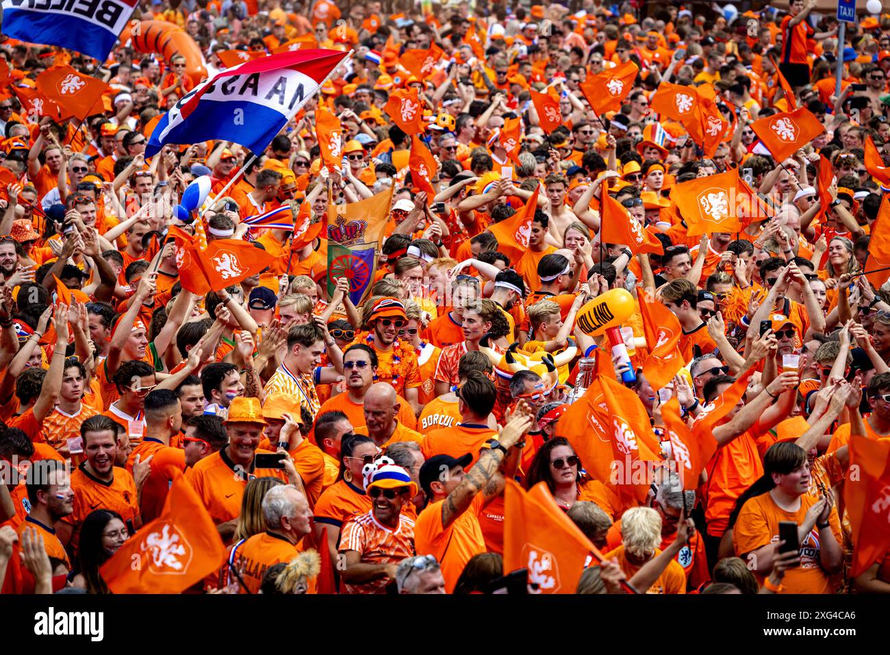 Berlin, Germany. 6th July 2024. BERLIN - Dutch fans walk behind the ...