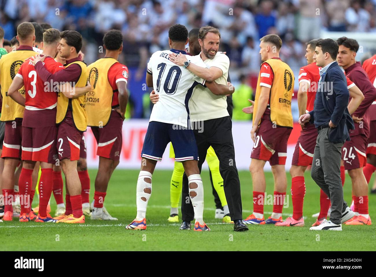 England's Jude Bellingham and manager Gareth Southgate celebrate after ...