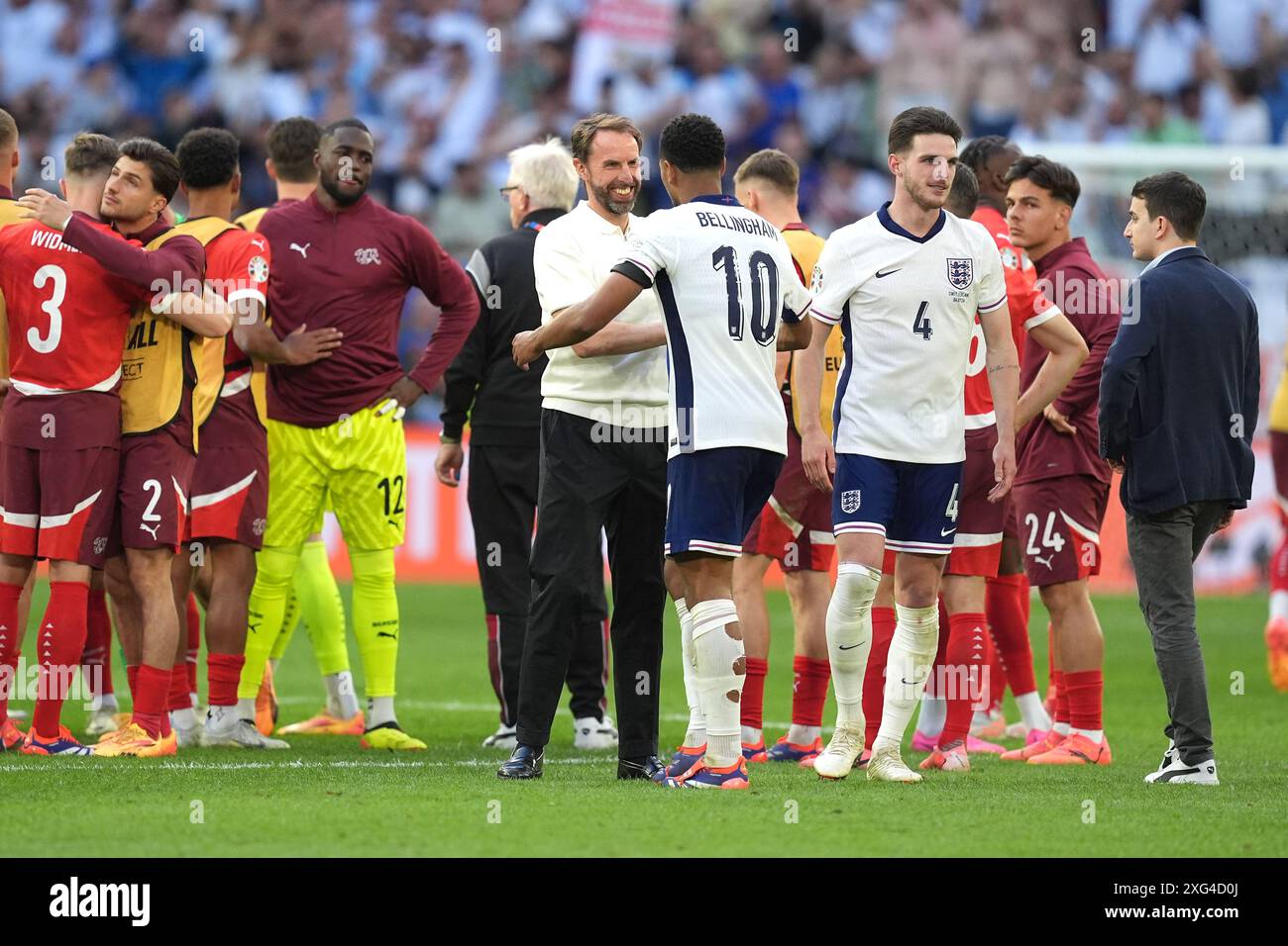 England's Jude Bellingham and manager Gareth Southgate celebrate after ...