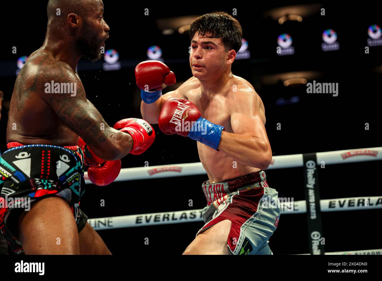 PHOENIX, ARIZONA - JUNE 29: Leonardo Rubalcava and William Flenoy fight ...
