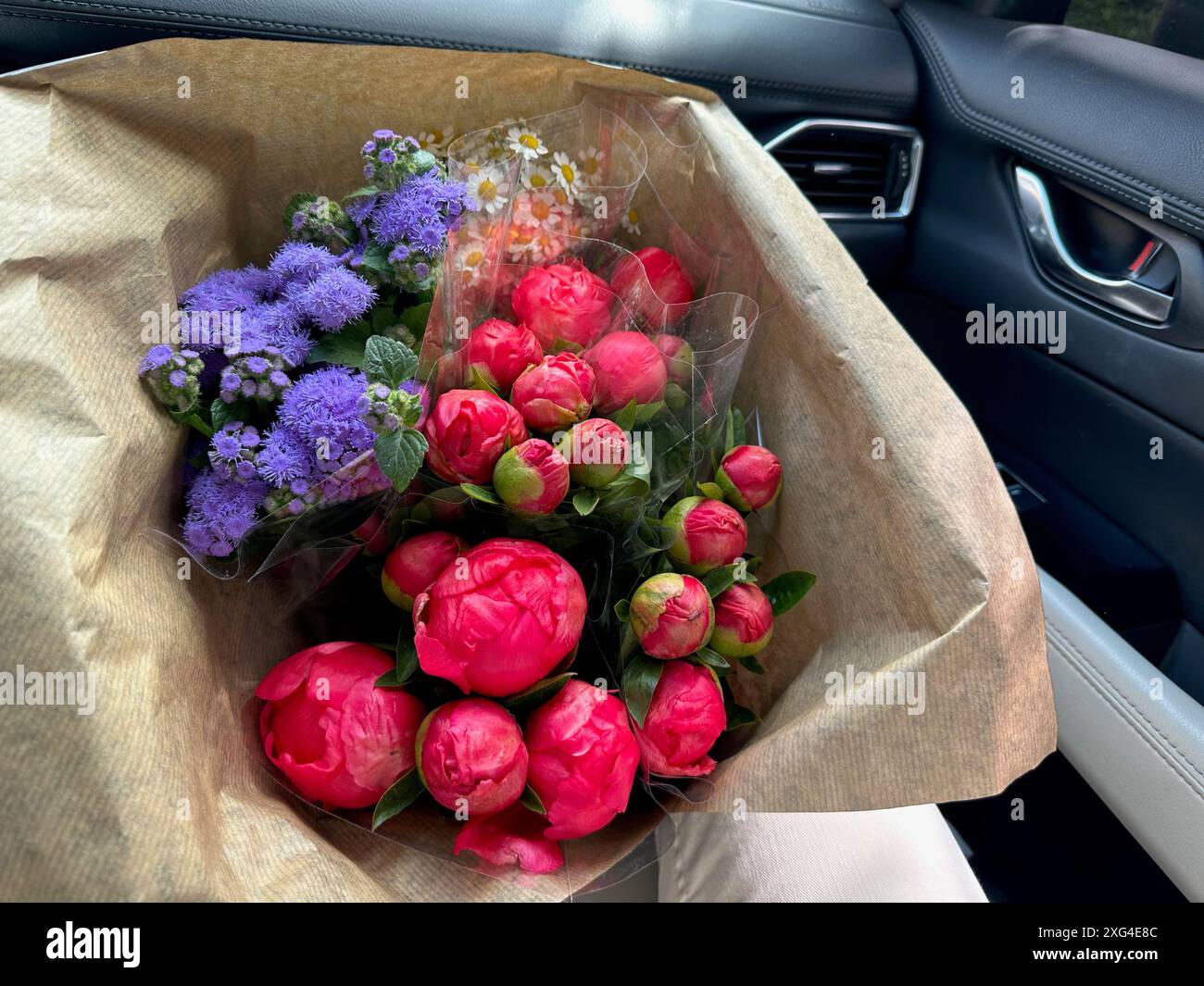 Flowers in car hi-res stock photography and images - Alamy