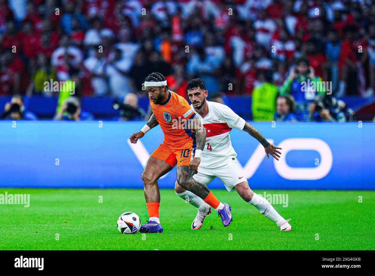Memphis Depay (Niederlande, #10), Samet Akaydin (Tuerkei, #04) GER, Niederlande vs. Tuerkei ...