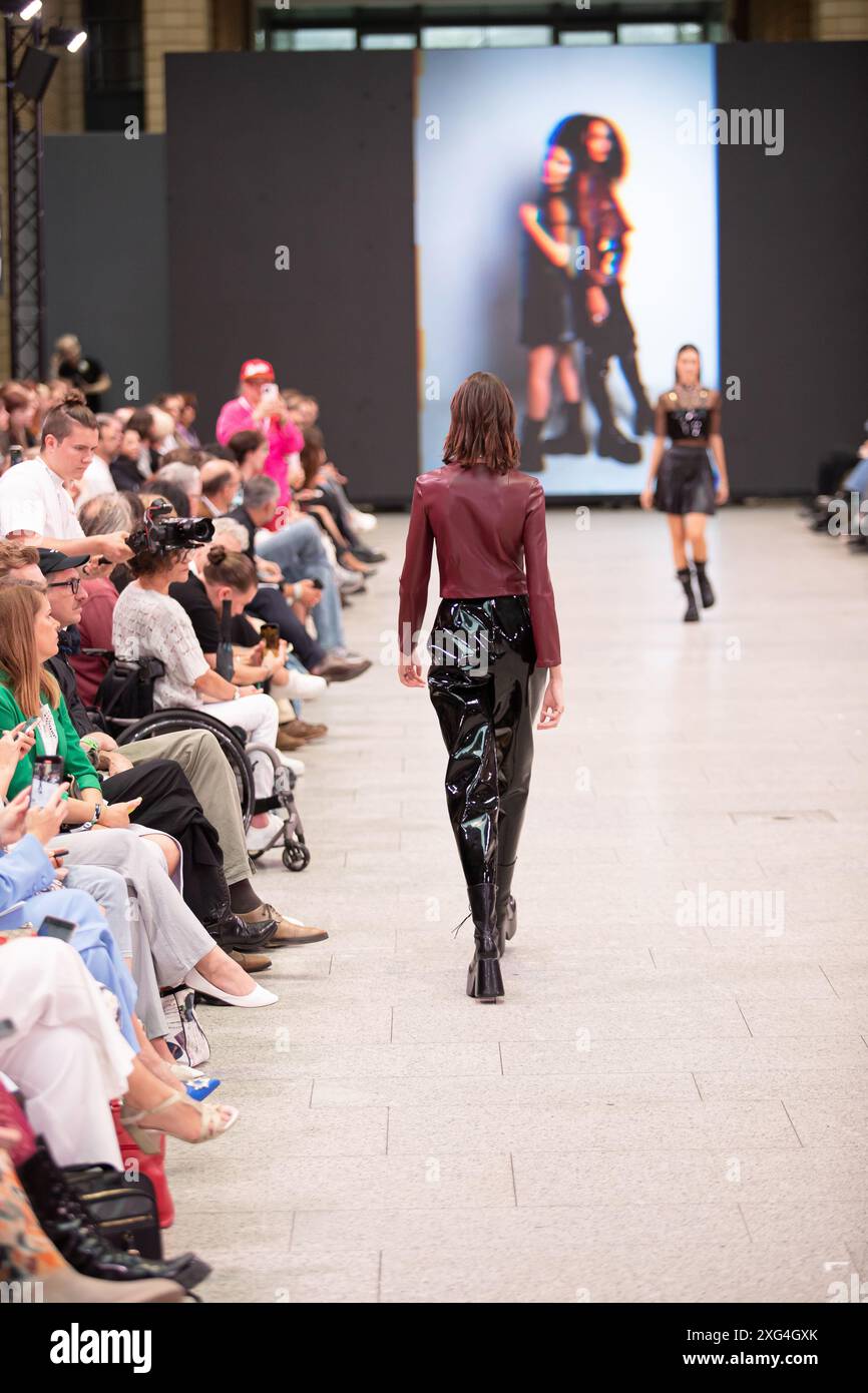 Berlin,Germany, 2. Juli, 2024, Model präsentiert auf dem Catwalk die ...