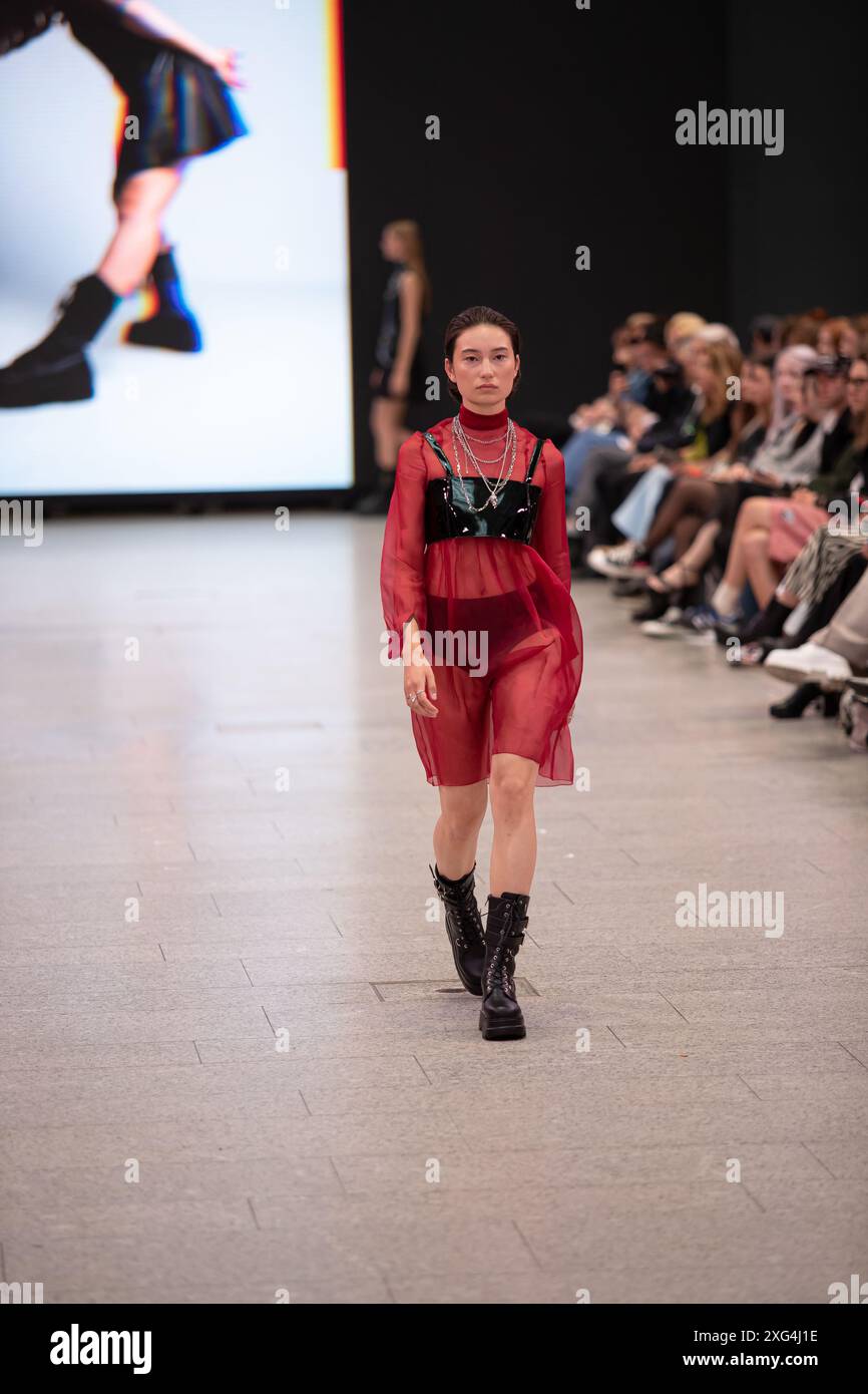 Berlin,Germany, 2. Juli, 2024, Model präsentiert auf dem Catwalk die ...