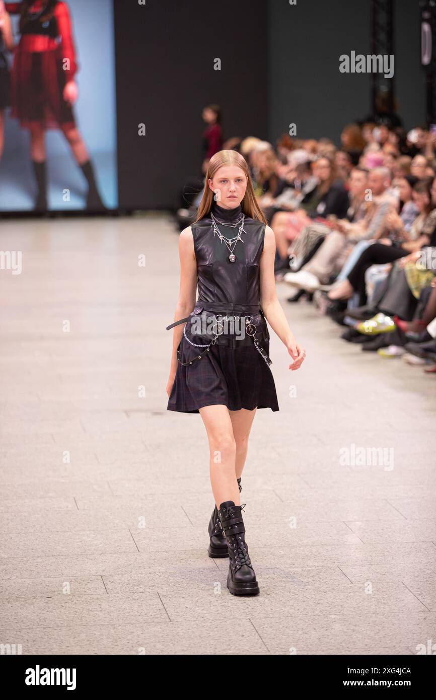 Berlin,Germany, 2. Juli, 2024, Model präsentiert auf dem Catwalk die ...
