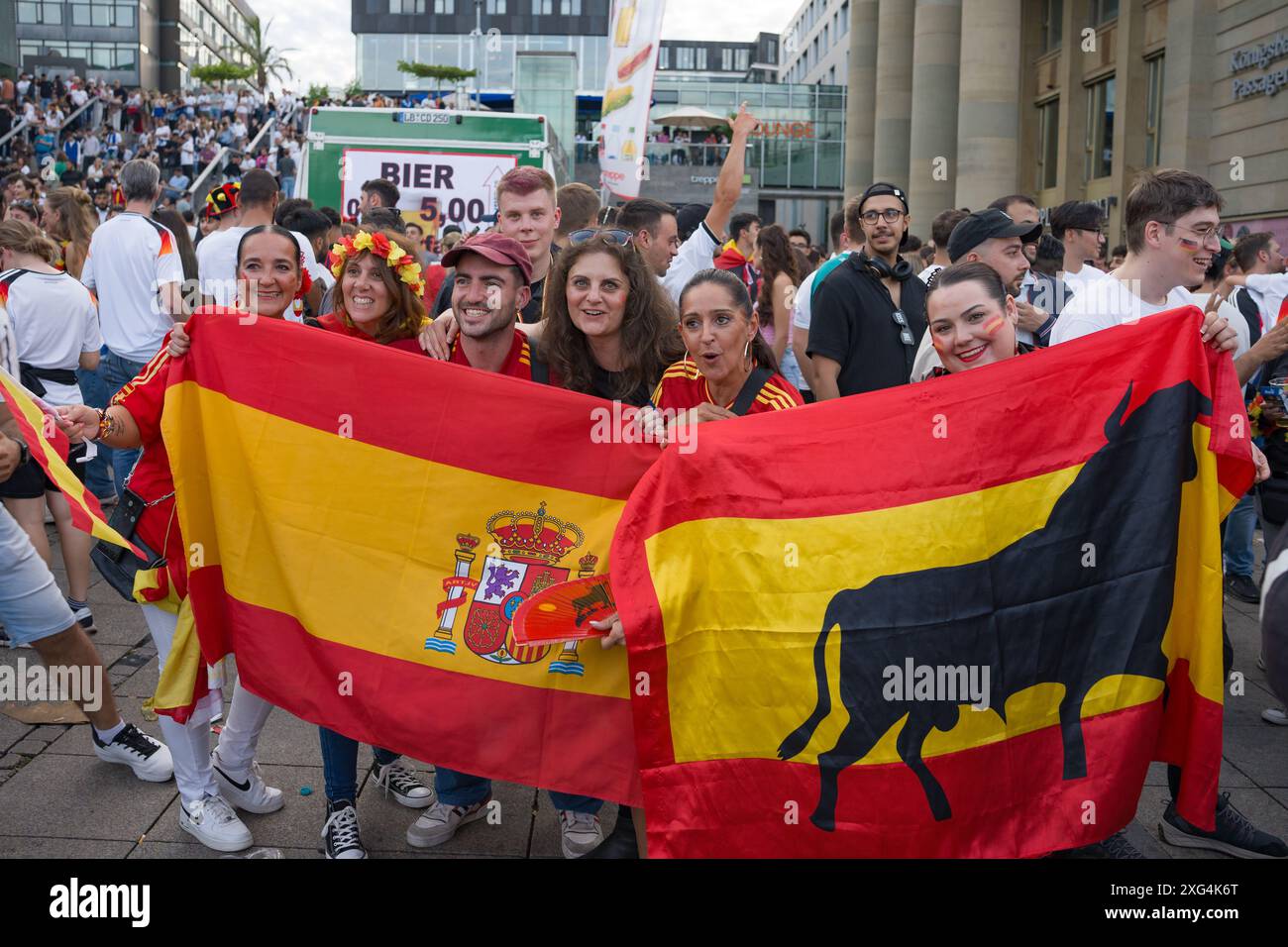 A fan calls his friends to inform them about the victory of the Spanish ...