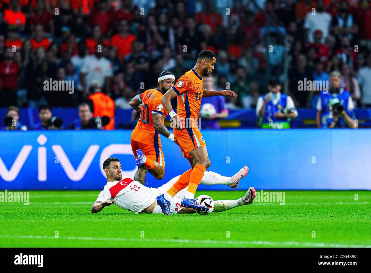 Kaan Ayhan (Tuerkei, #22), Cody Gakpo (Niederlande, #11) GER, Niederlande vs. Tuerkei, Fussball ...