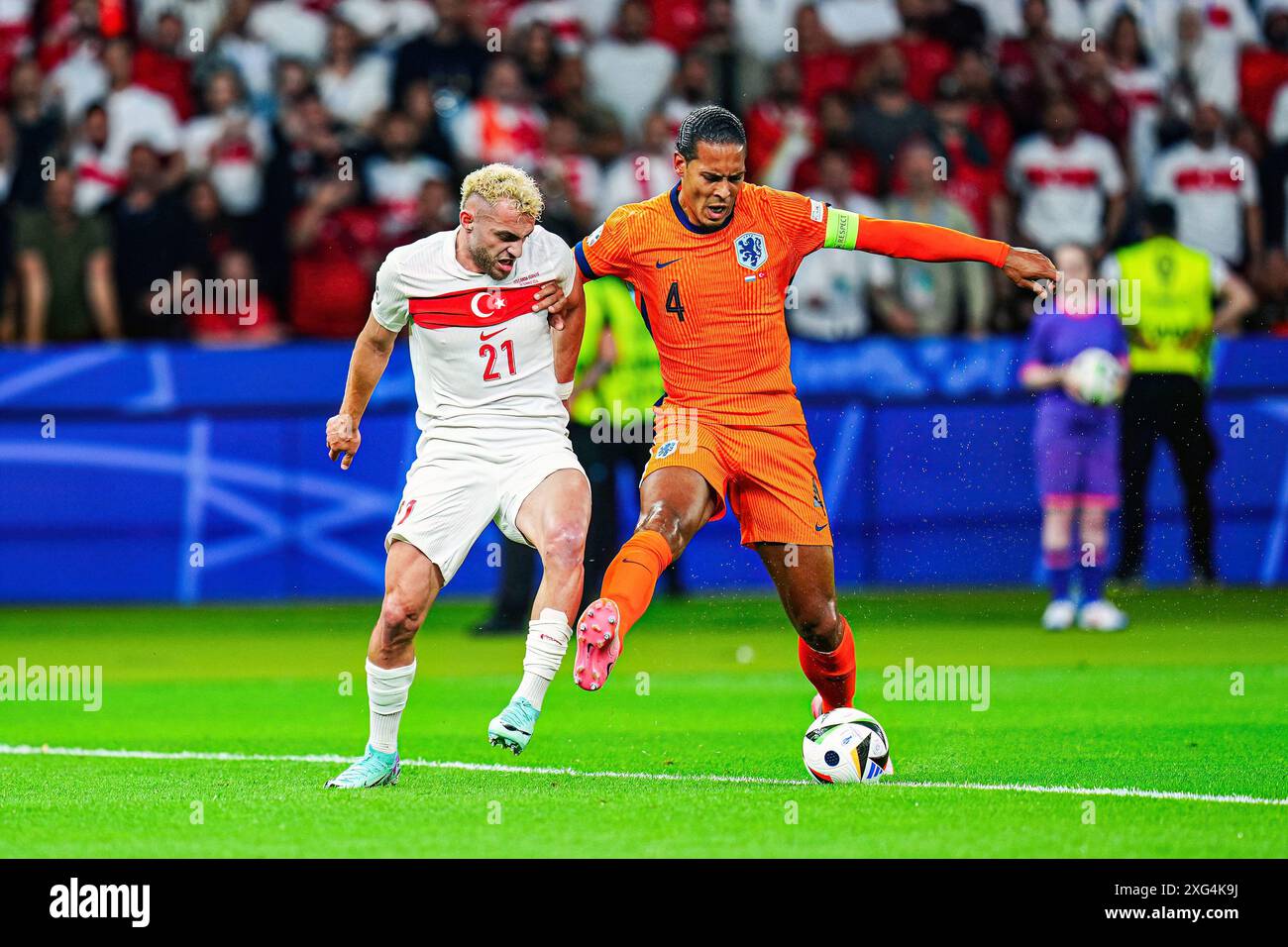 Baris Alper Yilmaz (Tuerkei, #21), Virgil van Dijk (Niederlande, #04) GER, Niederlande vs ...
