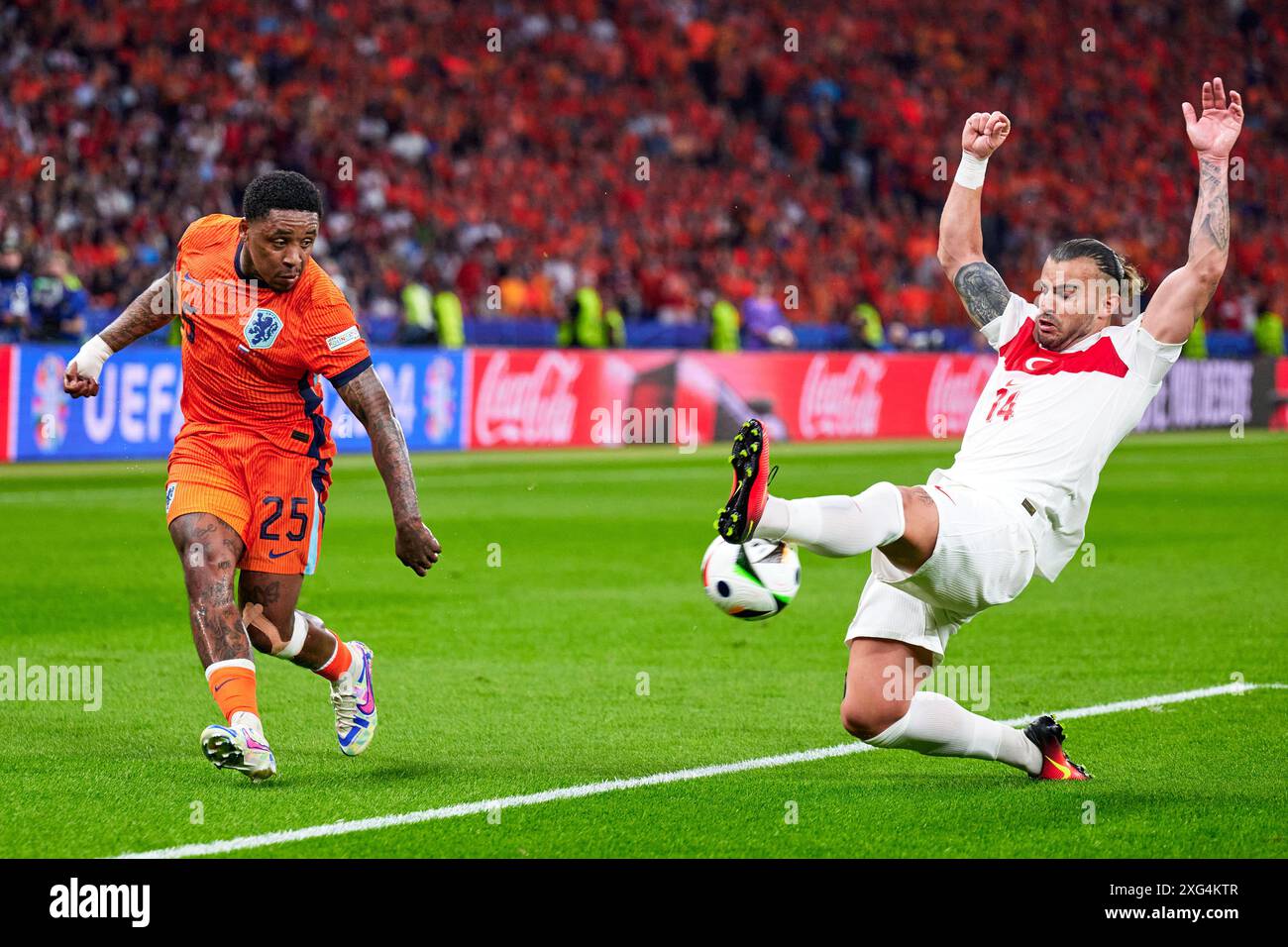 Steven Bergwijn (Niederlande, #25), Abduelkerim Bardakci (Tuerkei, #14 ...