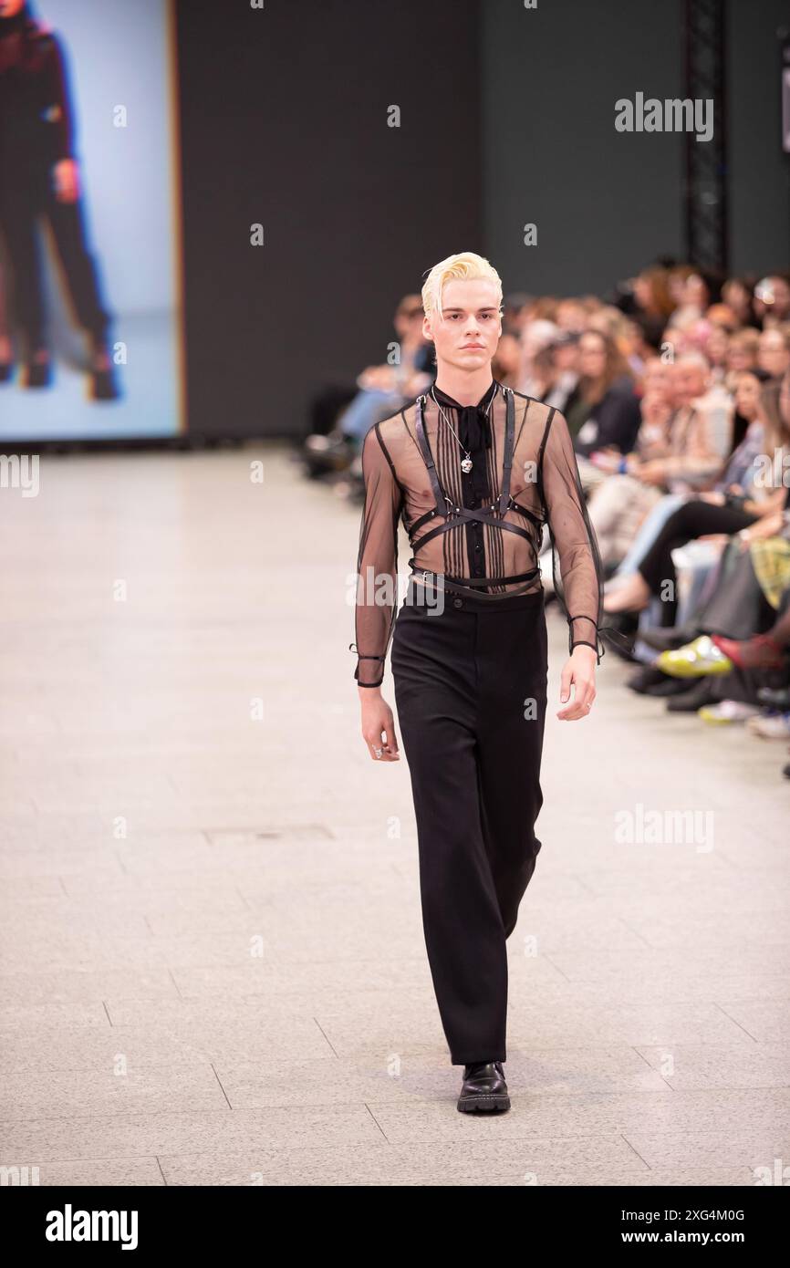 Berlin,Germany, 2. Juli, 2024, Model präsentiert auf dem Catwalk die ...