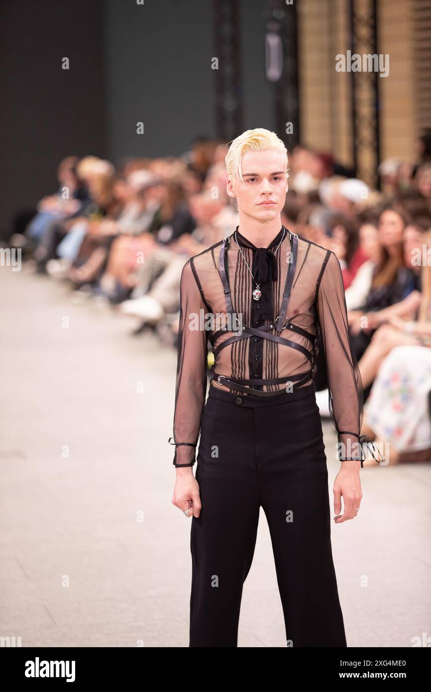 Berlin,Germany, 2. Juli, 2024, Model präsentiert auf dem Catwalk die ...