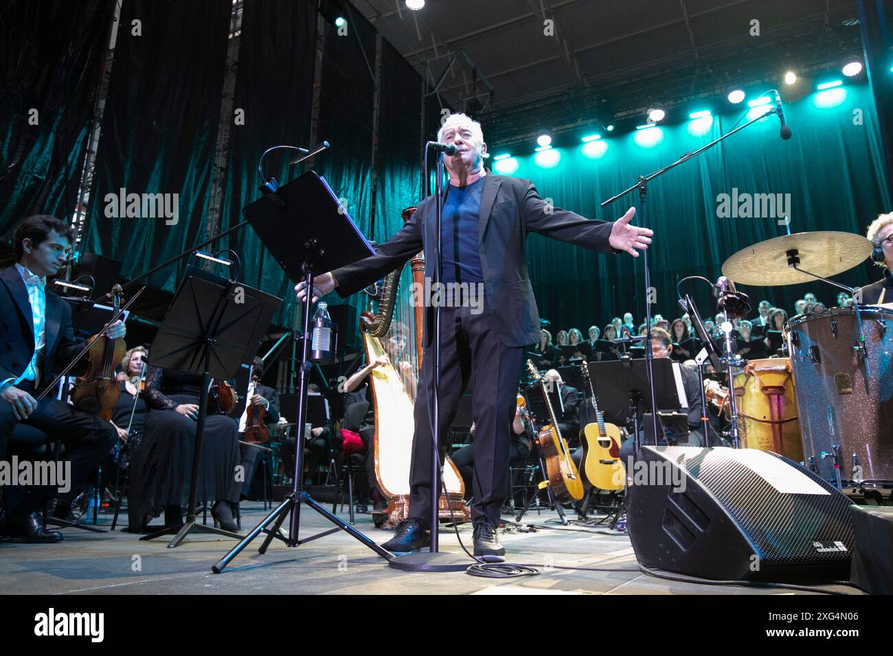 The singer Víctor Manuel during a concert at the Palacio de la Guía, on ...
