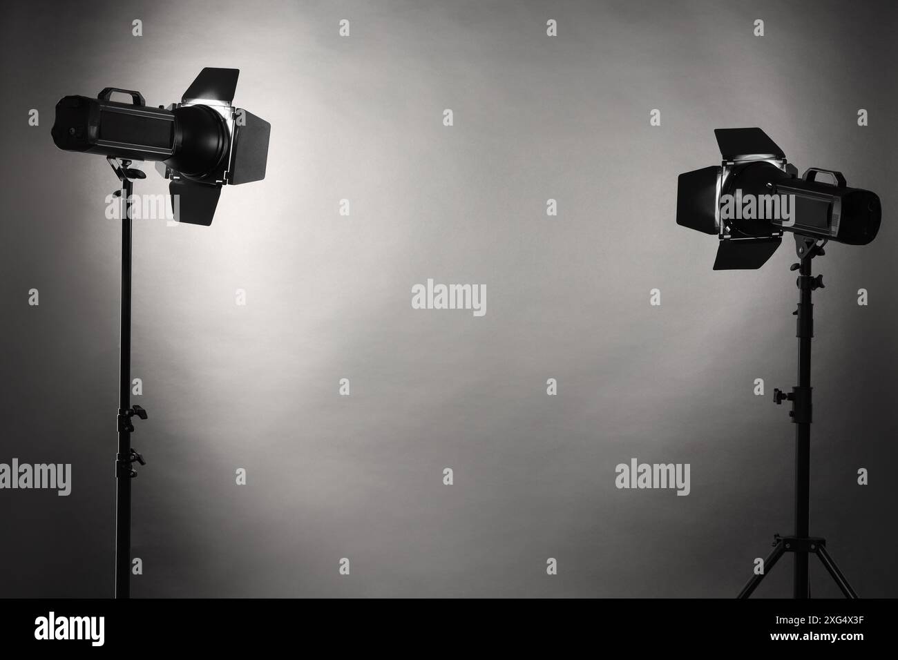 Dark studio style background hi-res stock photography and images - Alamy