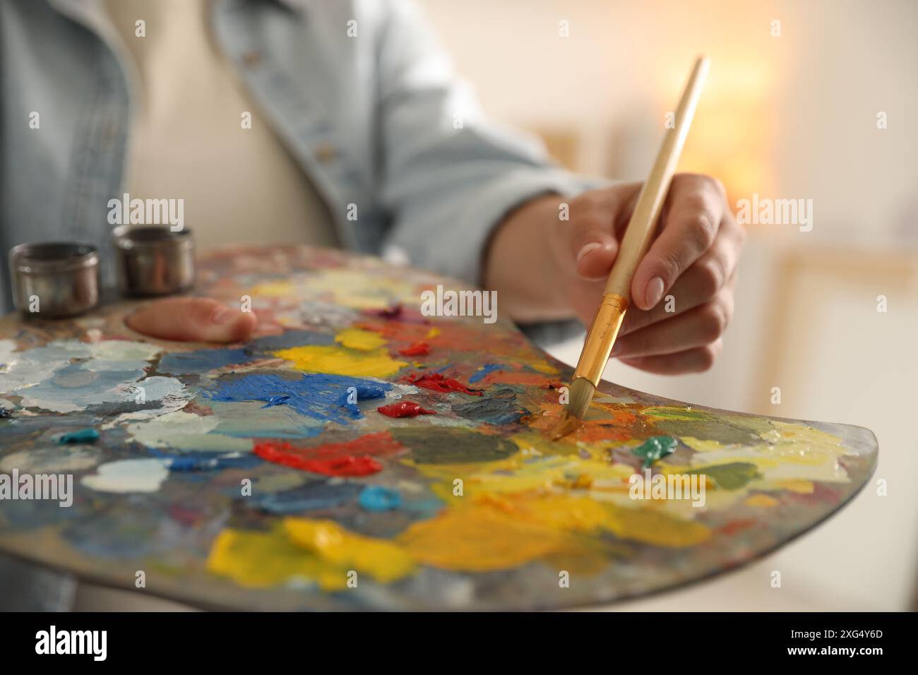 Woman mixing paints on palette hi-res stock photography and images - Alamy