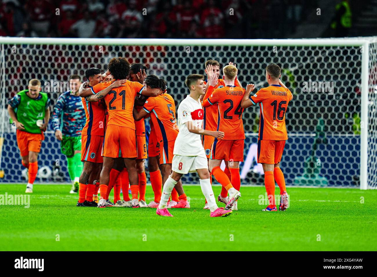 Niederlande jubelt/Jubel nach Sieg/Spielende GER, Niederlande vs. Tuerkei, Fussball ...