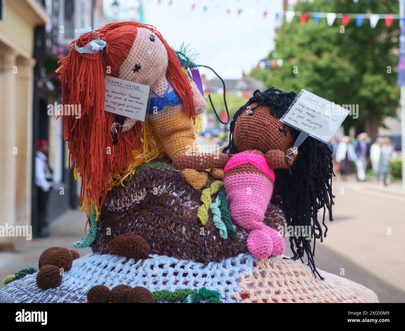 A WI crochet Post Box Topper in Henley-on-Thames town centre inspired ...