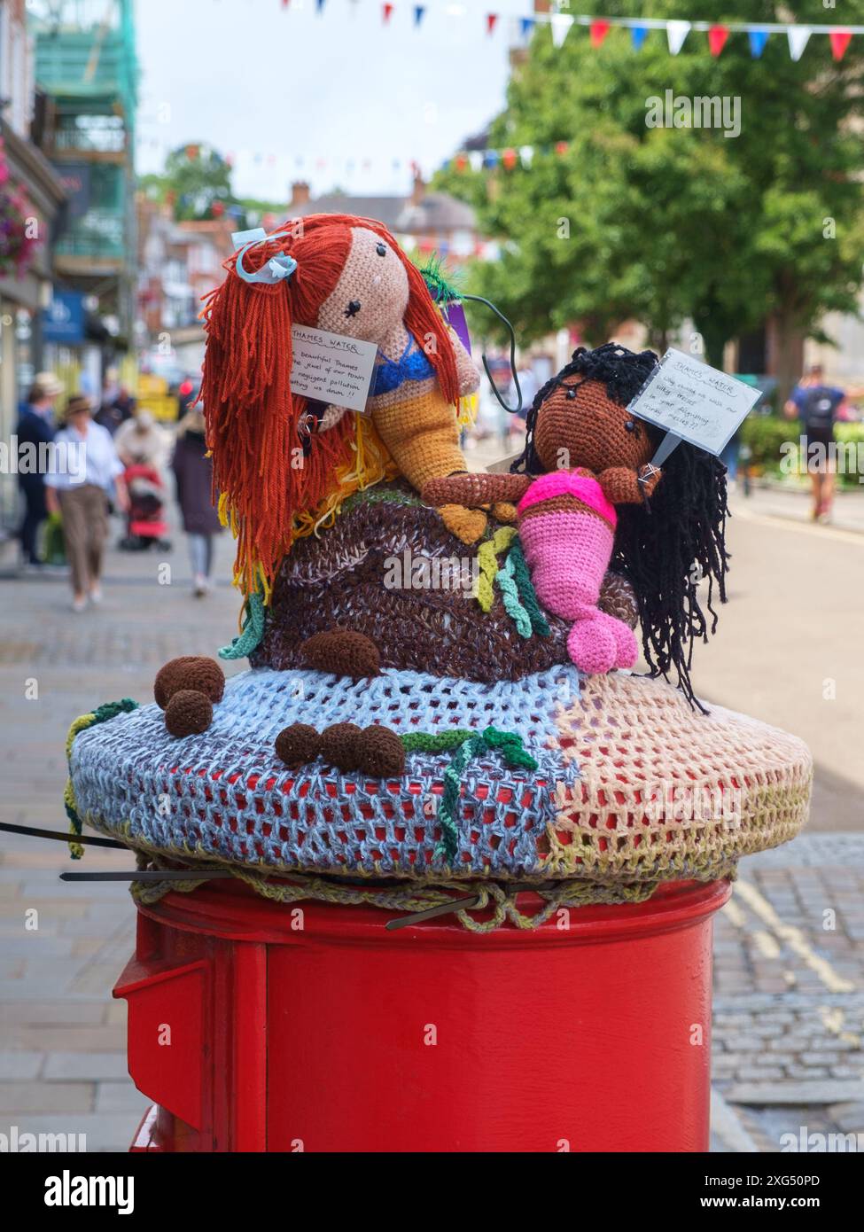 A WI crochet Post Box Topper in Henley-on-Thames town centre inspired ...