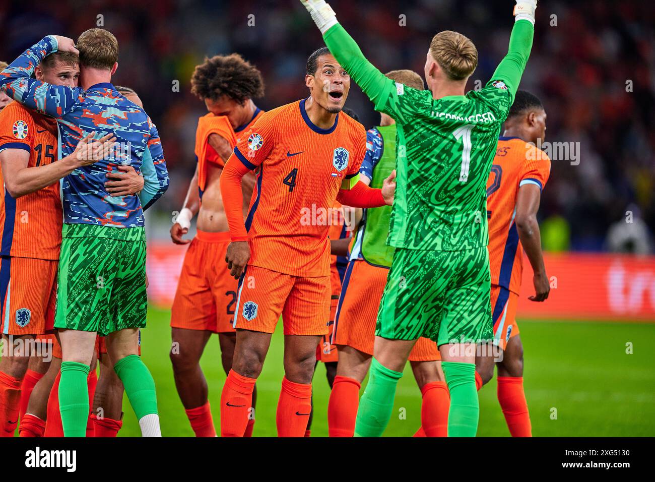 Niederlande jubelt ueber Sieg, Virgil van Dijk (Niederlande, #04), Bart Verbruggen (Niederlande ...