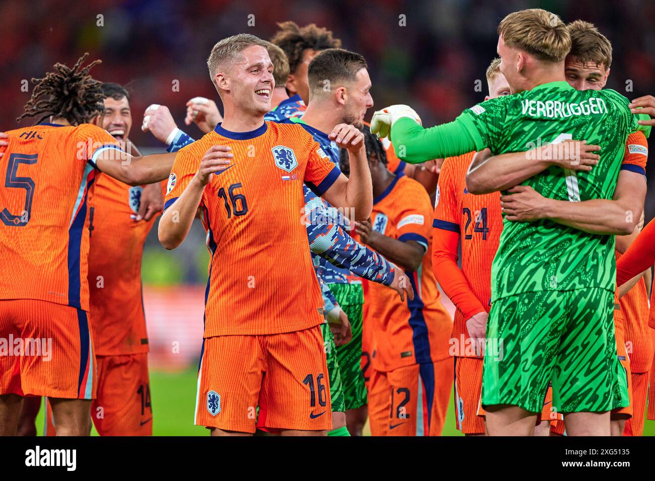 Niederlande jubelt ueber Sieg, Virgil van Dijk (Niederlande, #04), Bart Verbruggen (Niederlande ...