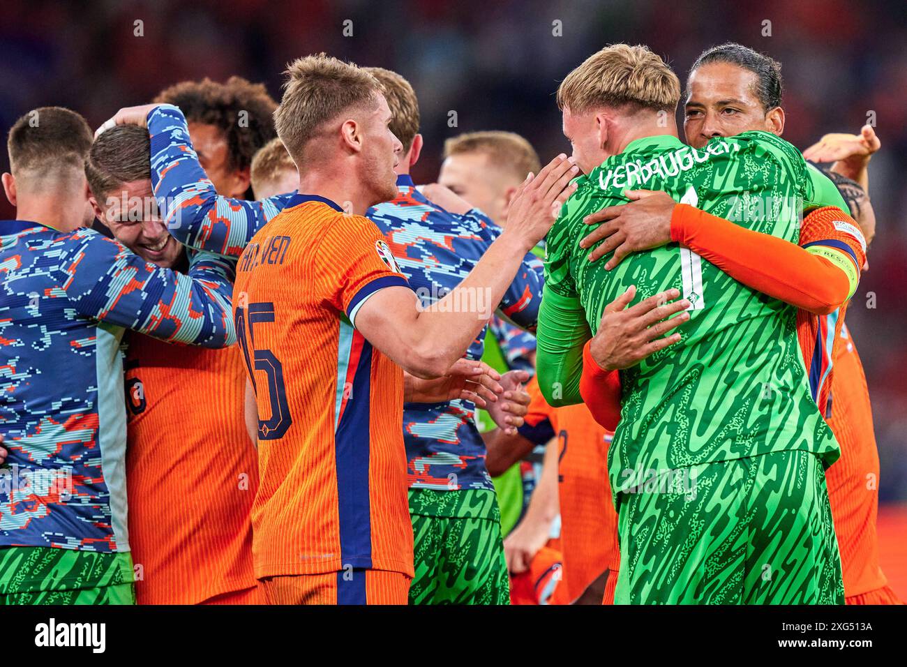 Niederlande jubelt ueber Sieg, Virgil van Dijk (Niederlande, #04), Bart Verbruggen (Niederlande ...