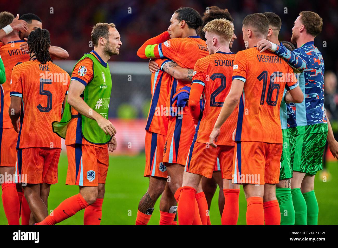 Niederlande jubelt ueber Sieg, Virgil van Dijk (Niederlande, #04), Bart Verbruggen (Niederlande ...