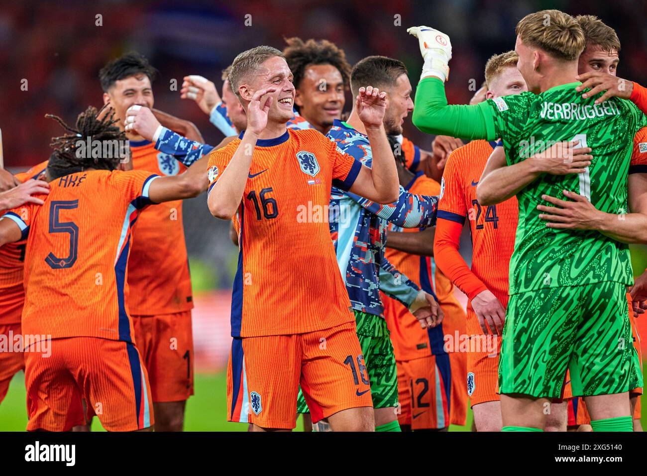 Niederlande jubelt ueber Sieg, Virgil van Dijk (Niederlande, #04), Bart Verbruggen (Niederlande ...